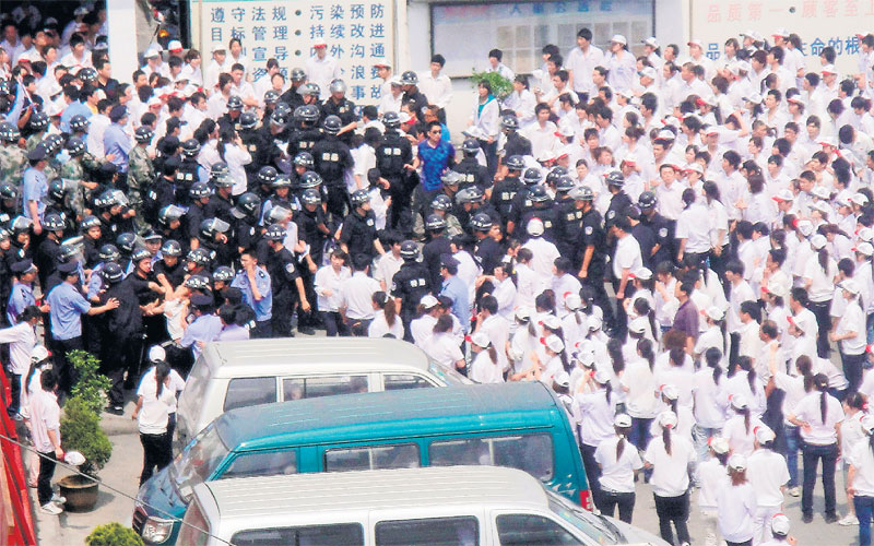 Dozens hurt in latest China labour unrest - eb247 - News - Asia ...