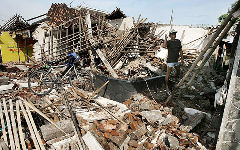 Strong quakes off Indonesia's Papua kill two - eb247 - News - Asia ...