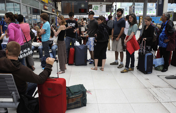 Chaos in Paris after lightning cuts power - eb247 - News - Europe ...