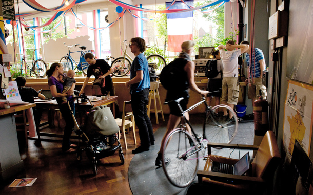 London cafes take the heat out of cycling - Offbeat - Crazy World ...