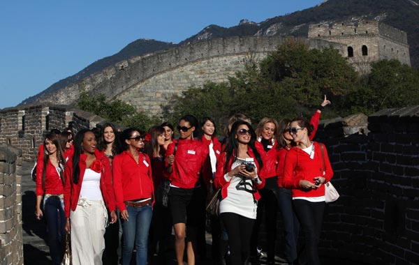 Miss Worlds walk the Great Wall - Emirates24|7