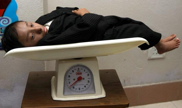 World's shortest man to be named by Guinness - Videos - Emirates24|7