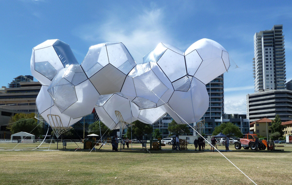 'Flying' art blows away from Australian festival - Offbeat - Crazy ...