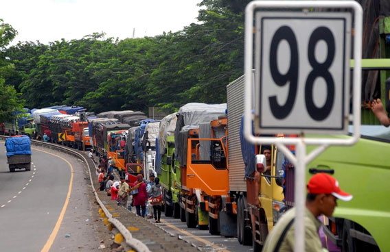 Thousands of trucks stuck in huge traffic jam - Offbeat - Emirates24|7