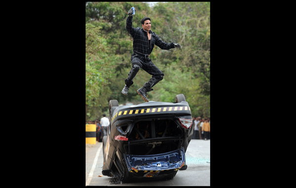 Bollywood's ultimate 'khiladi' performs stunts - Emirates24|7