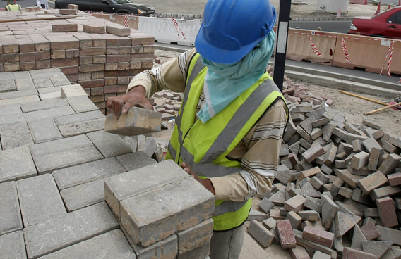 34 firms caught violating mid-day work ban - News - Emirates24|7