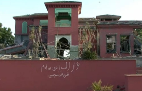 Residents visit Gaddafi's abandoned compound - Videos - Emirates24|7