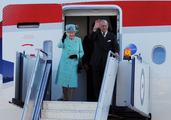 Colourful welcome for Australia's favourite Queen - Videos - Emirates24|7