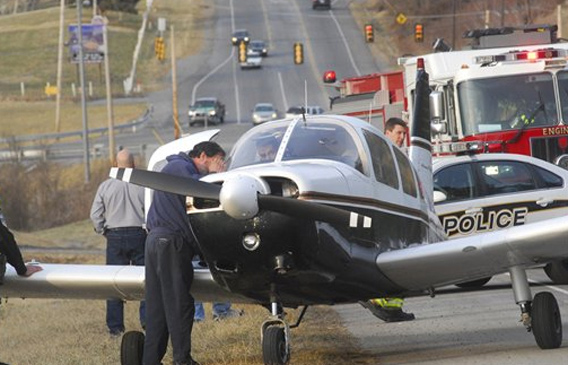 Plane lands on busy street - Offbeat - Emirates24|7