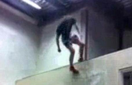 Running up walls and spinning upside down... - Videos - Emirates24|7