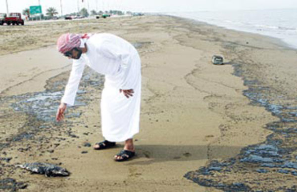 Oil pollution hits UAE's eastern shores again - News - Emirates ...