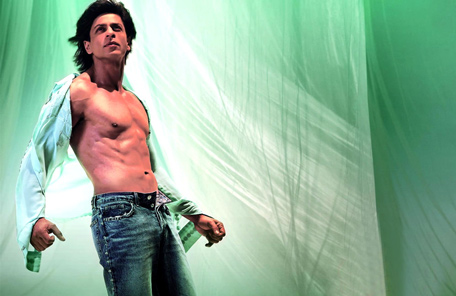 Charmer Shah Rukh Khan flexing muscles to impress Deepika ...