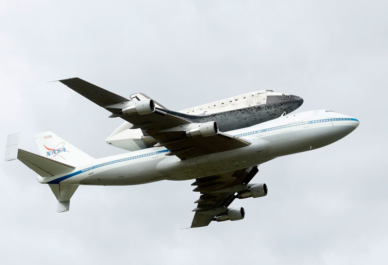 Shuttle Discovery makes dramatic flyover - Offbeat - Emirates24|7