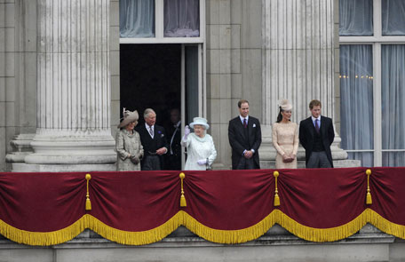 An emotional Queen thanks 'a million' - News in Images - Emirates24|7