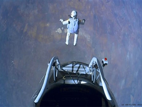 Video: Amazing skydiver breaks speed record - Offbeat - Crazy World ...