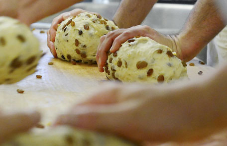 1.2km long cake breaks Guinness Record - Videos - Emirates24|7
