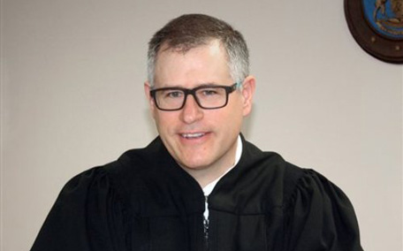 Judge holds self in contempt for his smartphone - Offbeat - Crazy World ...