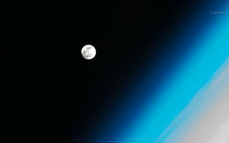 Massive bright explosion on Moon seen from Earth - Videos - Emirates24|7