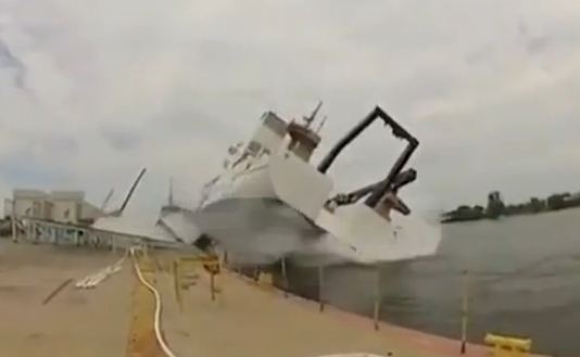 Boat launch disaster takes out cameraman - Videos - Emirates24|7