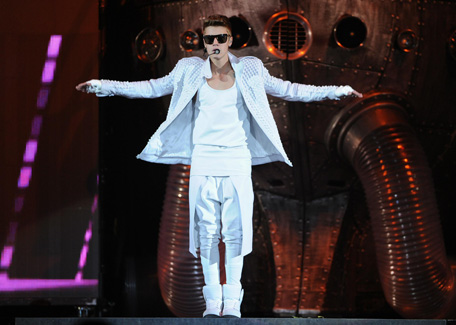 Justin Bieber enthralls crowd in New Jersey - News in Images - Emirates24|7