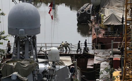 Navy divers enter Indian submarine; 18 sailors feared dead after blast at Mumbai dock - News ...