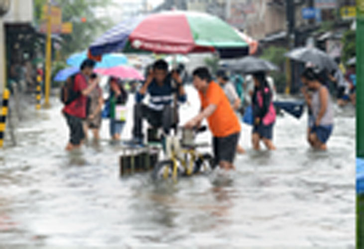 Manila mayhem: Heavy rains wreak havoc on Philippine capital - Offbeat ...