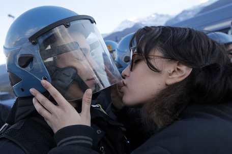 Italy police kiss photo goes viral - - Emirates24|7