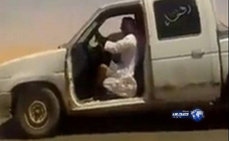 Old Saudi driving without car door - Videos - Virals - Emirates24|7