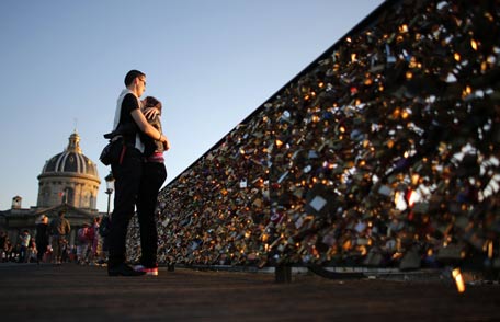 "Love lock"-laden grill collapses on Paris bridge - Videos - Virals ...