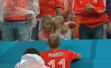World Cup 2014's most touching moment? Arjen Robben consoles sobbing ...
