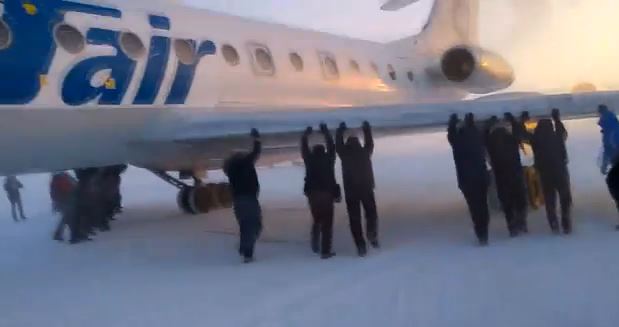 Passengers get out, push frozen plane - News - Emirates24|7