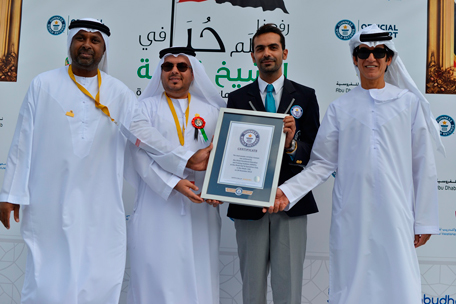 UAE World Record for most people carrying flag - News - Emirates ...