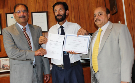 Pakistani cabbie returns Dh100k; honoured - News - Emirates - Emirates24|7