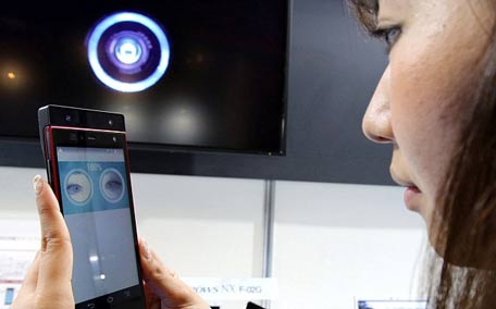 Unlock your smartphone with... your eyes - Videos - Virals - Emirates24|7