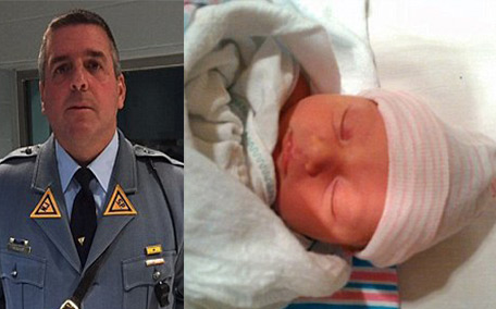 Policeman delivers baby on roadside - Offbeat - This is life - Emirates24|7