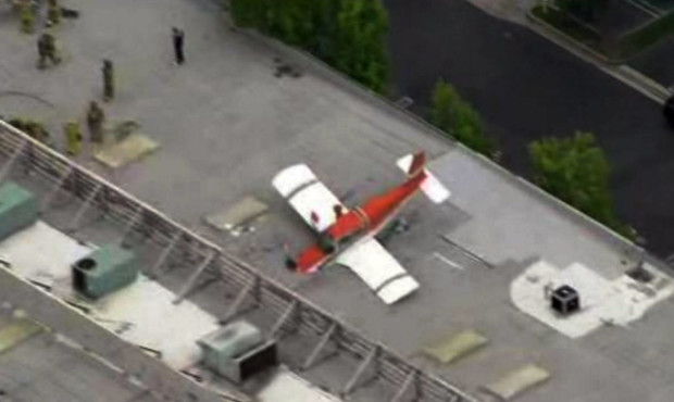 Plane crashes onto roof of building - News - Emirates24|7