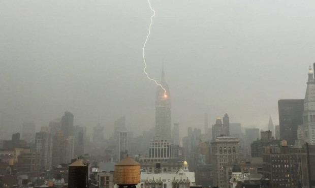 Lightning bolt striking Empire State Building - News - Emirates24|7