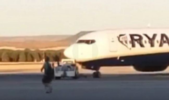 Man runs across runway to catch leaving flight - Videos - Virals ...