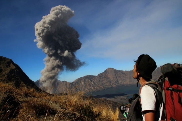 Tourists evacuated as Indonesian volcano erupts - News - Emirates24|7