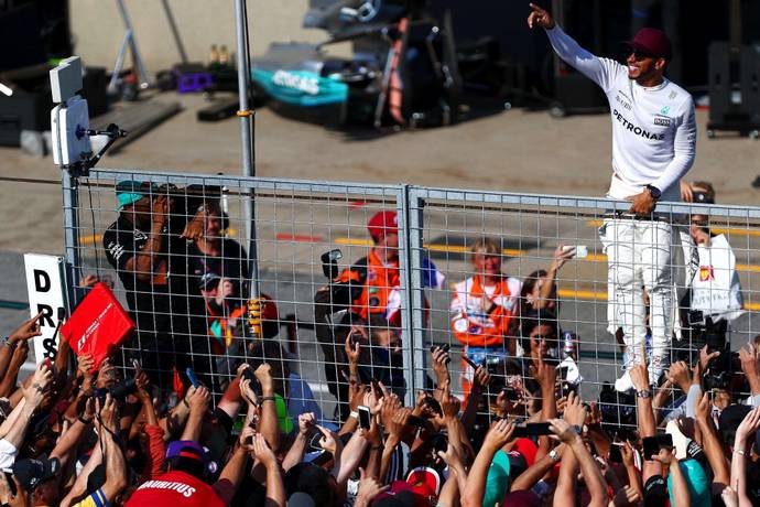 Happy Lewis Hamilton enjoys 'stroll in the park' - Sports - Emirates24|7