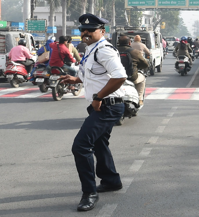 India's 'moonwalking' traffic cop turns heads - News - World - Emirates24|7